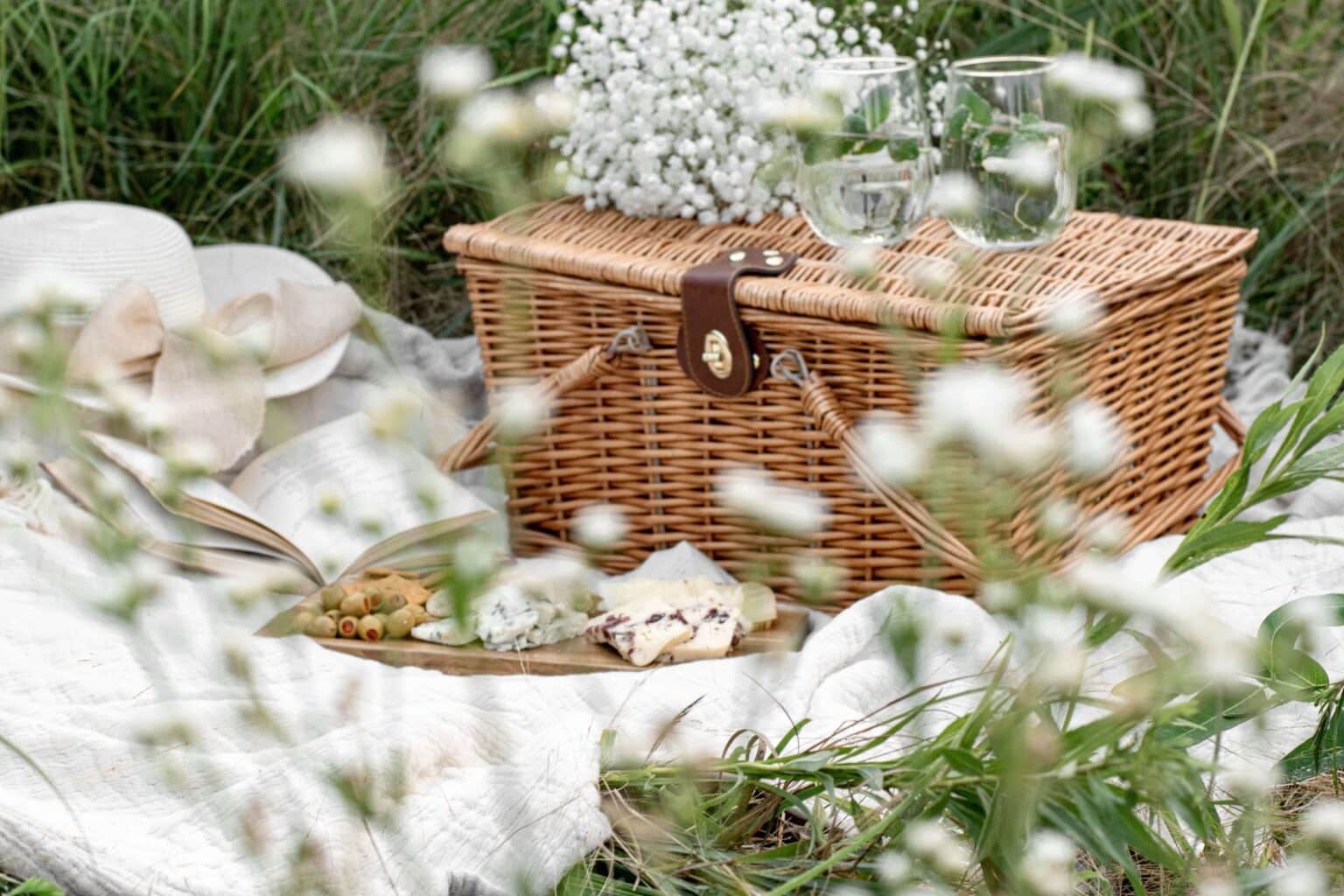 Picnic Date Ideas: 12 Unique Spots for a Romantic Date - Afrostylicity